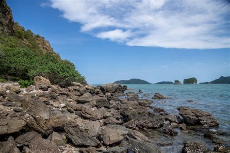 바위와 모래 해변 코람 섬의 풍경 Sam Roi Yod 국립 공원 Prachuap 키리 칸 주 태국 프리미엄 사진