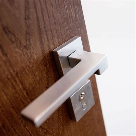 Atat Architects 힘을 주어야 열리는 문 그런 의도된 불편함을 경험해보세요” 단독주택에 살고 싶지만 평생