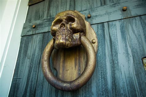 Diy Skull Door Knocker Diy Skulls Halloween Door Halloween Door
