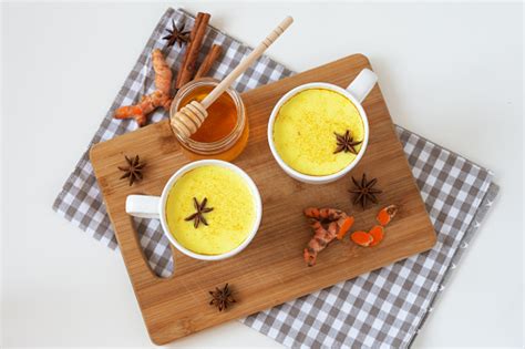 계피와 다른 향기로운 향신료 최고 보기와 황금 심 황 우유 건강하고 향기로운 해독 음료 한방 의학 항 염증 치료 가루로 빻은에 대한 스톡 사진 및 기타 이미지 Istock