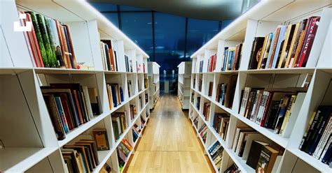 책장에 있는 책 모듬 사진 Unsplash의 무료 헬싱키 이미지