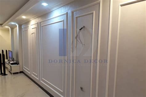 قاب بندی دیوار پذیرایی با ابزار پیش ساخته پلی یورتان درنیکا دکور، نحوه نصب روی کاغذ دیواری