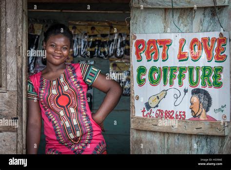 Coiffeuse Cameroun Banque De Photographies Et Dimages à Haute