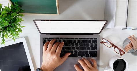 흰색 책상에서 노트북과 태블릿으로 작업하는 사업가의 상위 뷰 사진 Unsplash의 사무실 이미지