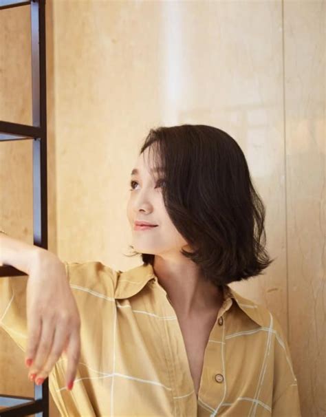 小孩有叫肉肉的吗 朱丹晒女儿侧颜照，小小丹玩拼图好专心，肉肉的手和脸超可爱 随意云