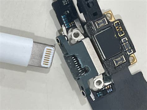 아이폰 충전안될 때 충전단자 청소 괜찮을까