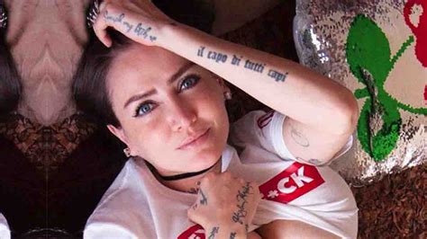 Celia Lora Muestra Cada Rincón De Su Habitación En Prendas