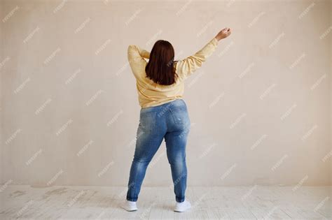 Полный снимок модели Plus Size позирует в студии Бесплатно Фото