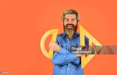 교육 개념입니다 보조 장비 수학 공부 건축가 교육 측정 도구 학교 교육 기하학 교육 수염 난 남자 선생님은 통치자를 사용합니다 혁신적인 접근 방식 드로잉 레슨 각도에 대한