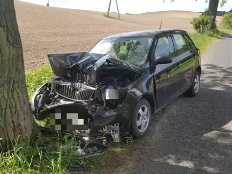 Autem w drzewo Wypadek koło Trzebiechowa pod Szczecinkiem zdjęcia Szczecinek Nasze Miasto