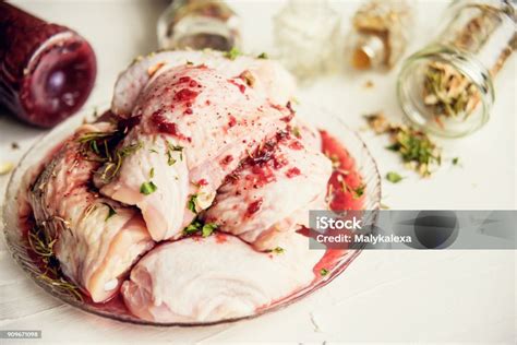 닭고기 원료 육 신 나무 절단 보드에 나지만 라운드 닭고기 나지만 로즈마리 딜 파 슬 리 레몬 소금 회색 배경에 요리 향신료 가금류에 대한 스톡 사진 및 기타 이미지