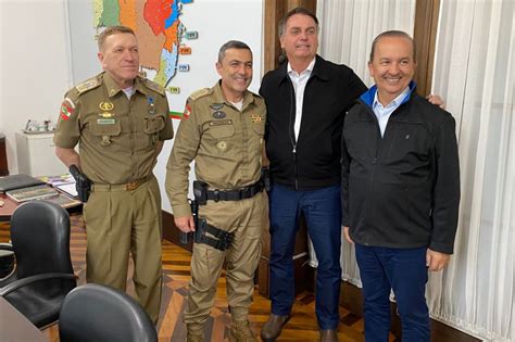 Bolsonaro Visita Comando Da Pm De Santa Catarina Acompanhado Do