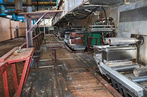 큰 장비 플랜지 및 호스 펌프의 금속 철 파이프와 버려진 된 산업 쓸모 없는 화학 석유 화학 공학 정유 공장에서 오래 된 녹슨 폐쇄 필 링가 게 0명에 대한 스톡 사진 및