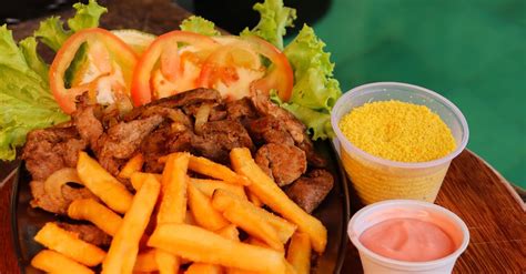 감자 튀김 감자튀김 고기 고명 과자 구운 고기 그릴 노란 가루 딥핑 소스 레스토랑 마요네즈 맛 맛있는 머스타드 먹는 목조 판자 미식가 바 식품