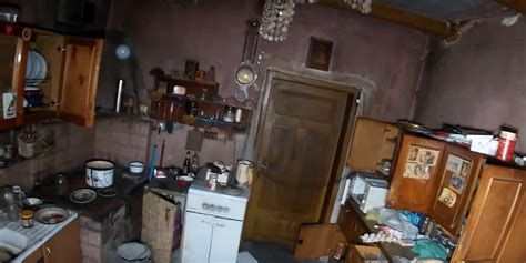 Opuszczony dom w środku lasu w Zagłębiu Głos Koszaliński