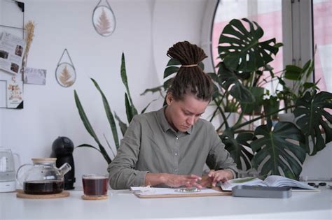 Premium Photo Woman Fixes Glass Plates A Picture Of Dried Flowers Master Class On Creating Frame
