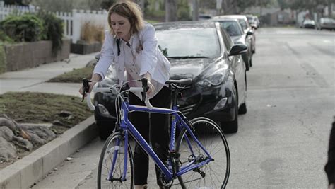 Izzy Gets The F Ck Across Town Review Mackenzie Davis Is A Riot Grrrl