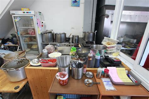 吃。台南美食｜東區。「狀元腿庫飯」行行出狀元這家賣腿庫飯也能出狀元，剛開幕不久顧客絡繹不絕競相購買「美食walkerland窩客島