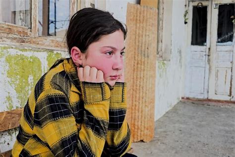 აი ეს არის ბედნიერება დედა ფეხზე დადგა ამას ახალი ველოსიპედი და მინდვრის ყვავილების თაიგული