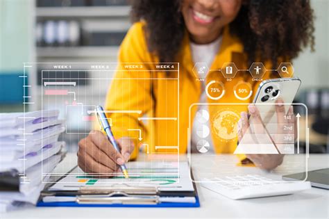 비즈니스 우먼 핸드 프로젝트 관리자 작업 및 업데이트 작업 및 간트 차트 스케줄링 가상 다이어그램 20 24세에 대한 스톡 사진