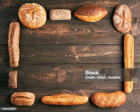 복사 공간이 있는 나무 배경에 다양한 종류의 빵 덩어리 프레임 0명에 대한 스톡 사진 및 기타 이미지 0명 갈색 건강한 식생활 Istock
