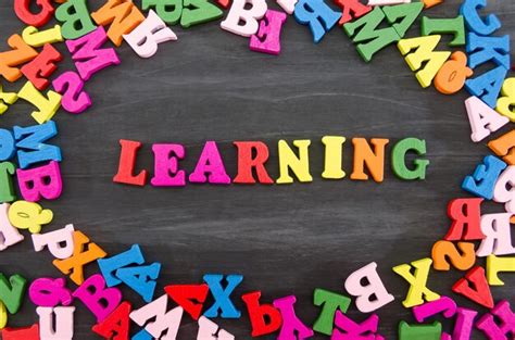 A Palavra Aprendizagem Disposta Em Letras Coloridas Em Um Fundo Preto
