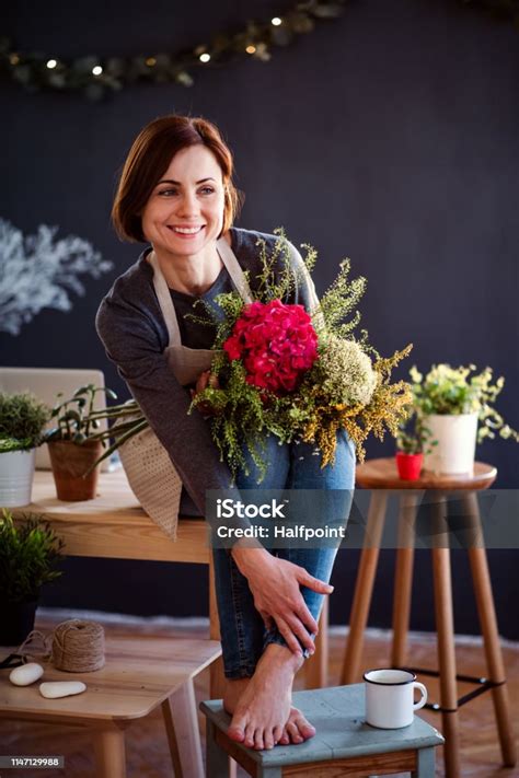 꽃가 게에서 젊은 창조적 인 여자 플로리스트 비즈니스의 시작 상점에 대한 스톡 사진 및 기타 이미지 상점 집 개조 Diy