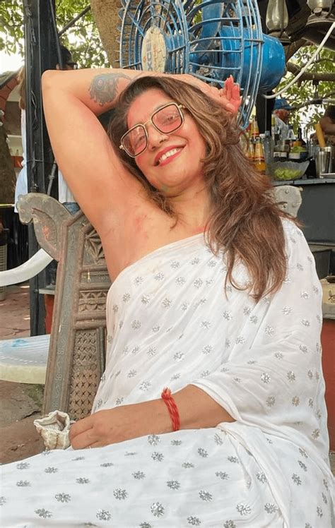 Aarti Nagpal Flaunting Her Broad Yummy Delicious Milfy Pits To Get