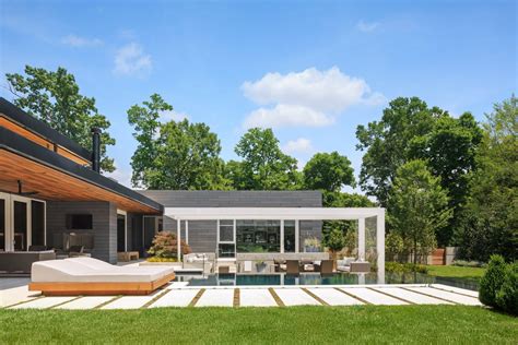 Monolithic Concrete And Steel Wall Fronts Nashville Residence