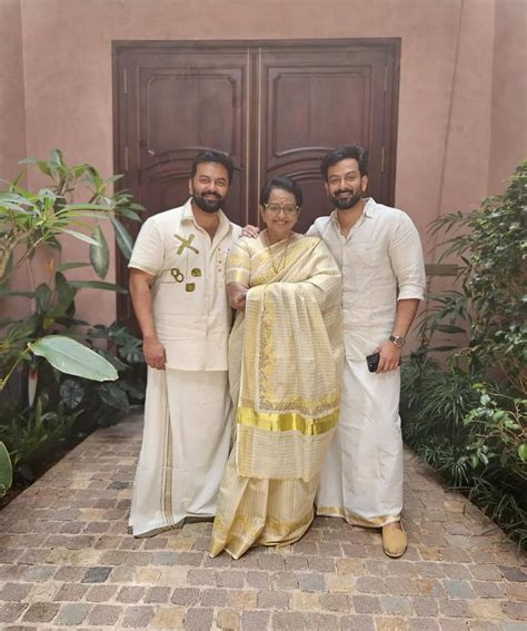 എന്നും 16 കാരി ആയിരിക്കട്ടെ അമ്മയുടെ 70 ആം ജന്മദിനത്തിൽ സ്റ്റാർ അല്ലിയാണ് മല്ലിക സുകുമാരന്