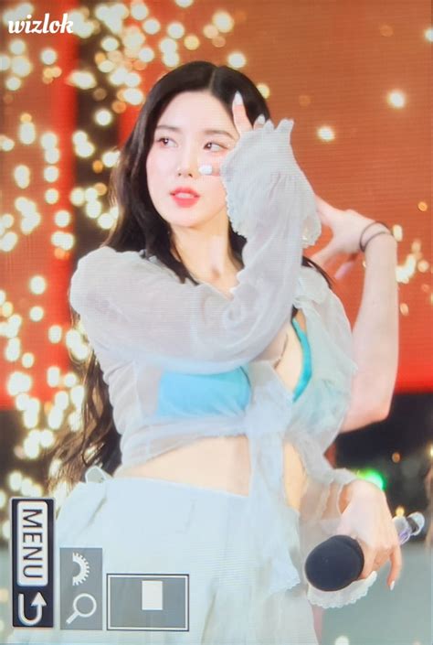 오늘자 권은비 토쿄 워터밤 공연 고화질 움짤 ㄷㄷㄷ 스압