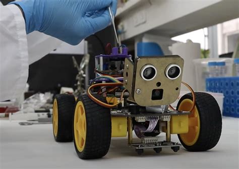 see robot that uses biological sensor to detect smell smartech