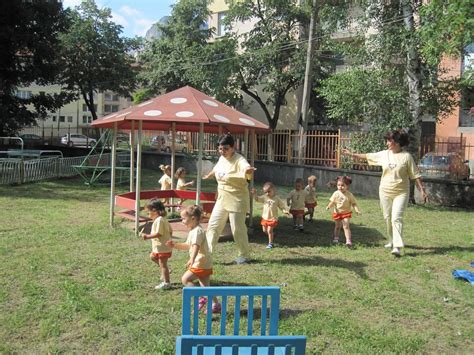 Детска Ясла 6 Приказка Враца ЗАНИМАНИЕ ПО ФИЗИЧЕСКА КУЛТУРА В ДВОРА