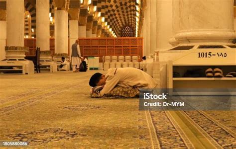 사우디 아라비아 메디나 예언자의 모스크 안에서 자고 있는 남자 이 사람은이 자세로 잘 수있는 유연성이 대단한 것 같습니다 Umrah에 대한 스톡 사진 및 기타 이미지