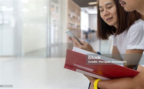 도서관에서 책을 읽는 대학생 아시아 콜라주 여성과 남자 학교 캠퍼스에서 스마트 폰으로 연구를 공부 카피 스페이스 개념과 학술 교육 배경 35 39세에 대한 스톡 사진 및