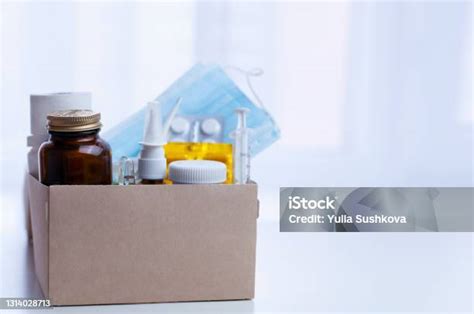비강 스프레이 유리 앰플 알약 팩 주사기 약병 붕대 및 흰색 배경에 의료 용 마스크가있는 의학 배경 0명에 대한 스톡 사진 및 기타 이미지 Istock