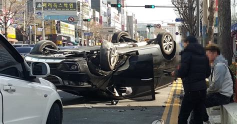 끼어들기 차량 피하려다 전복