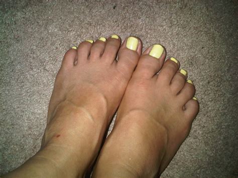 Majnooni Beauty Creepy Feet Banana