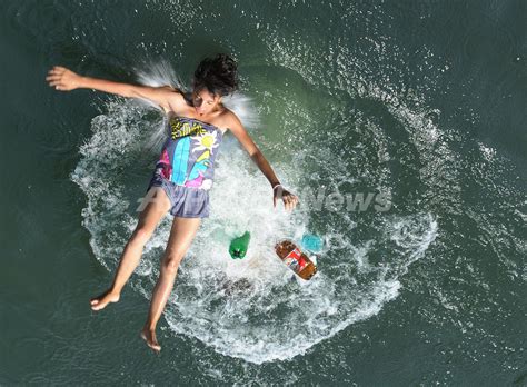 川に飛び込む子どもたち、ルーマニア 写真4枚 国際ニュース：afpbb News