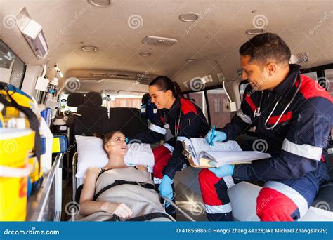 Ambulancia Del Paciente De Los Paramédicos Foto de archivo Imagen de