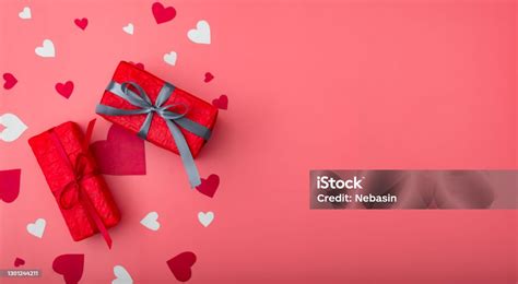 발렌타인 데이에 두 가지 선물 하트가 있는 분홍색 배경에 빨간 포장 상자 배너 텍스트에 배치합니다 밸런타인데이에 대한 스톡 사진 및 기타 이미지 Istock