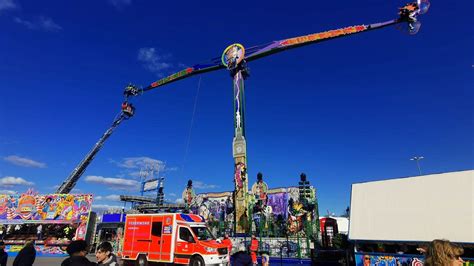 Hamburger Dom Fahrgeschäft bleibt stehen Feuerwehr muss Menschen retten