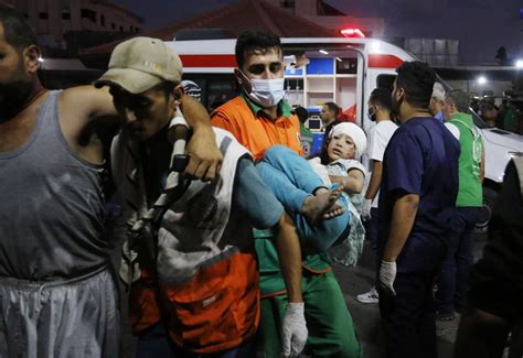 قلق بالغ على مصير العشرات من الطواقم الطبية والمصابين في مجمع الشفاء في غزة