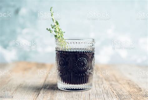 소박한 배경에 백리향과 검은 보드카와 무화과를 곁들인 구식 칵테일 0명에 대한 스톡 사진 및 기타 이미지 0명 가을