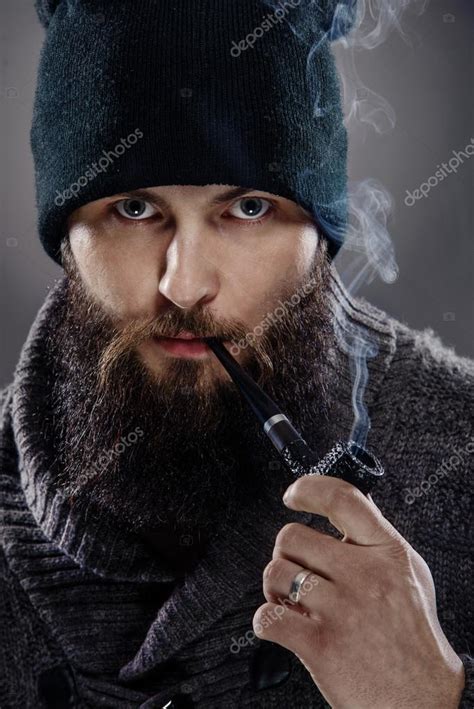 Portret mężczyzny stylowy z brodą i rur Zdjęcie stockowe djedzura
