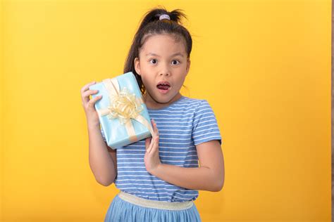 사랑스러운 아시아 십대는 깜짝 느낌과 얼굴로 선물 상자를 들고 있습니다 소녀는 선물을받는 행복합니다 생일 선물 컨셉 상자에 대한 스톡 사진 및 기타 이미지 Istock