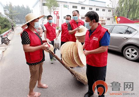 临沂市体育局到罗西街道开展“体彩送清凉”慰问活动一线