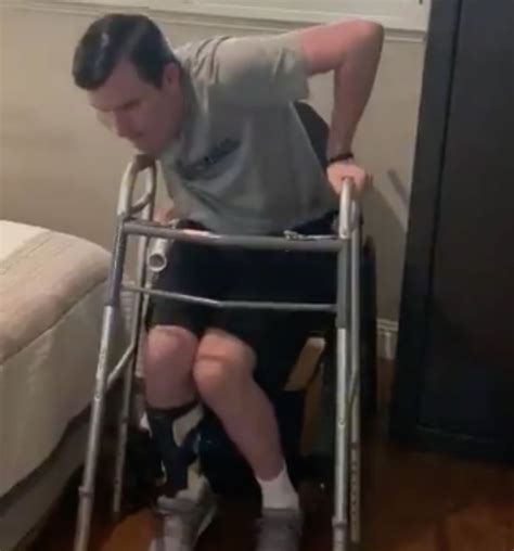 Por primera vez joven tetraplégico se levanta de su silla de ruedas