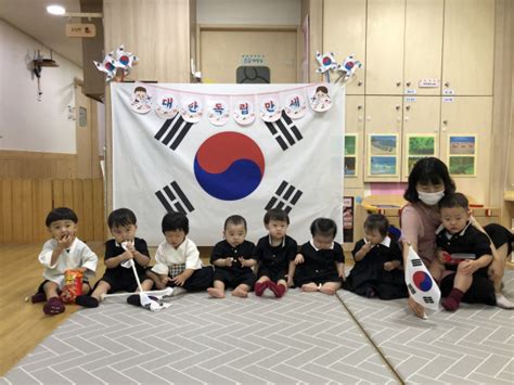 군위 보듬이나눔이 어린이집 영아들과 대한독립 만세 매일신문