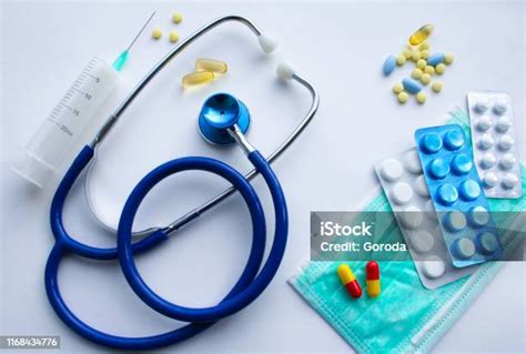 평평한 평신도의 상단보기 의료 용품 의사 환자의 치료를위한 자금 청진기 보호 마스크 알약 온도계 흰색 질감 거친 시트의 배경에 주사기 0명에 대한 스톡 사진 및 기타 이미지